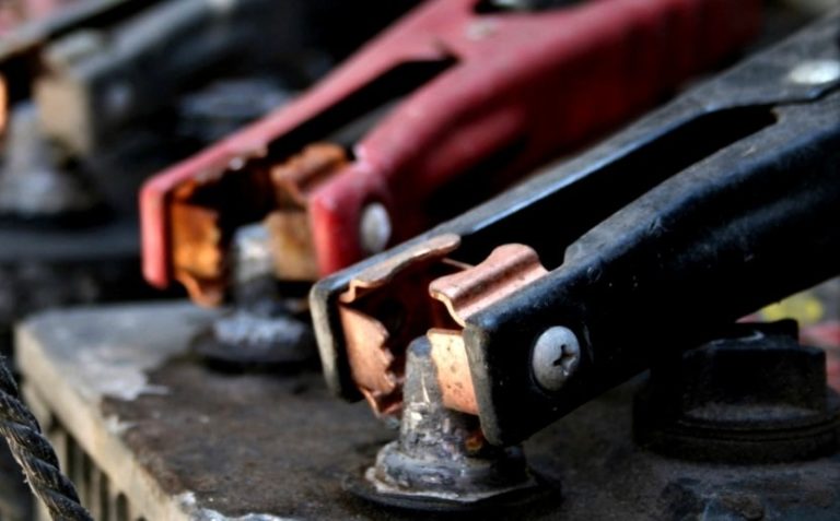 survoltage de batterie auto, que faire